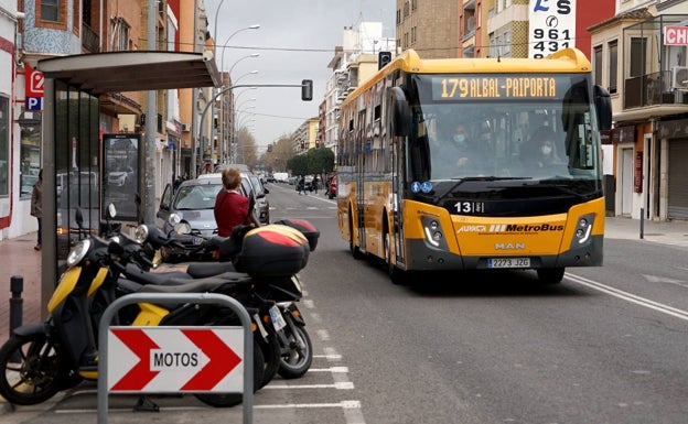 La línea de autobús que une cinco municipios con la estación de metro ...
