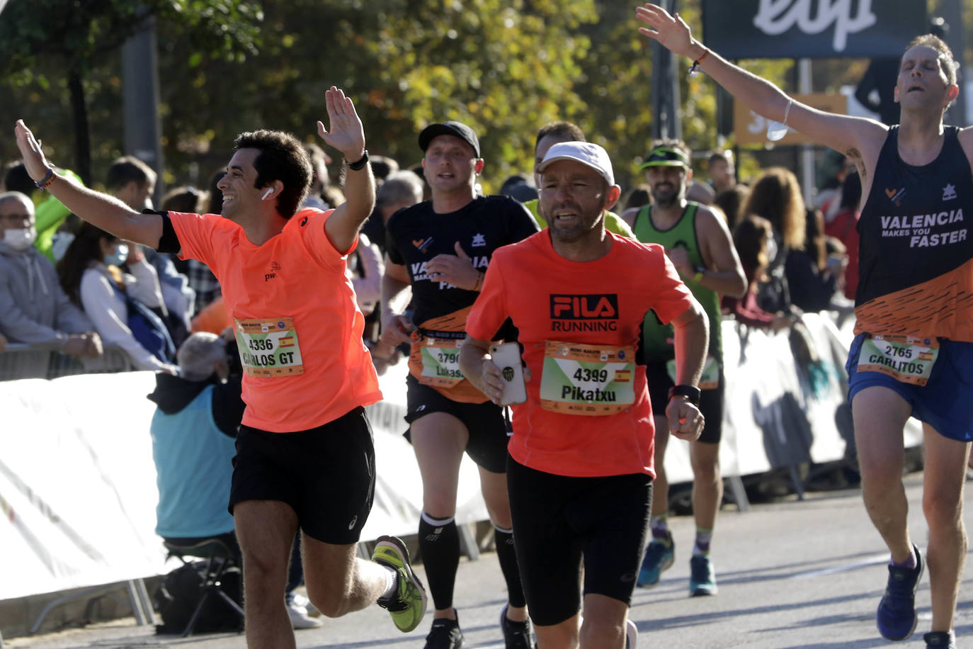 Fotos: Así ha sido la llegada de los héroes a la meta del Medio Maratón ...
