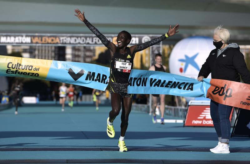 Fotos: Línea de meta del Maratón de Valencia 2021: así ha sido el final ...