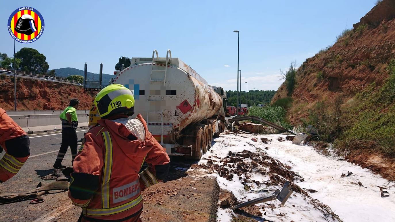 Fotos Un Accidente Entre Dos Camiones Provoca El Vertido De Miles De