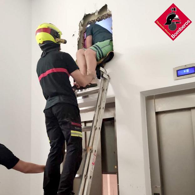 Rescate en Benidorm: 10 jóvenes en un ascensor | Rescatados con un ...