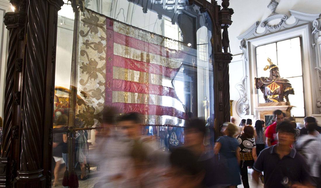 Valencia acude a rendir homenaje a la Senyera | Las Provincias